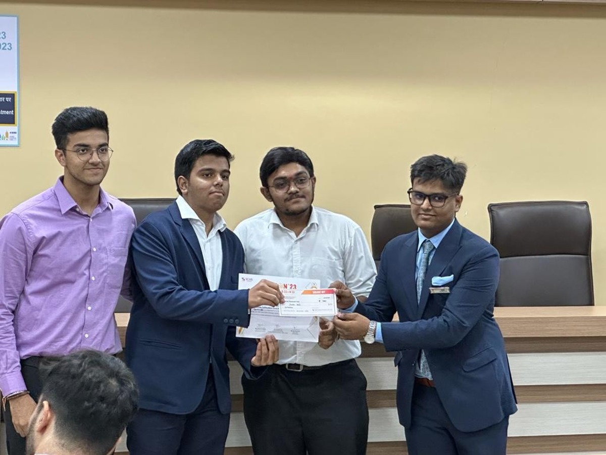Inesh Jain Of Giis Noida Wins Bizcon Competition Conducted By Scms Noida